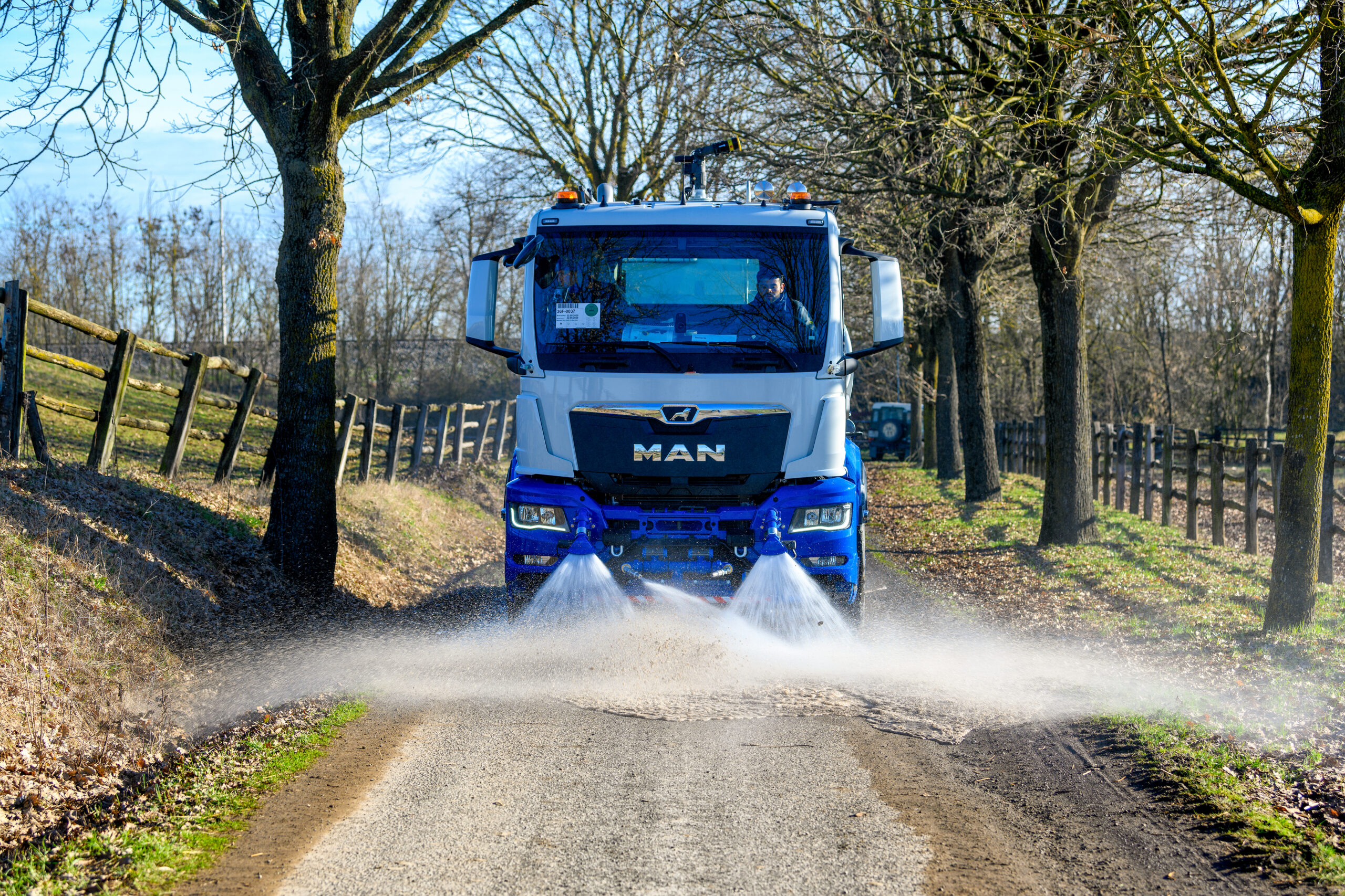 man_water_tanker_truck